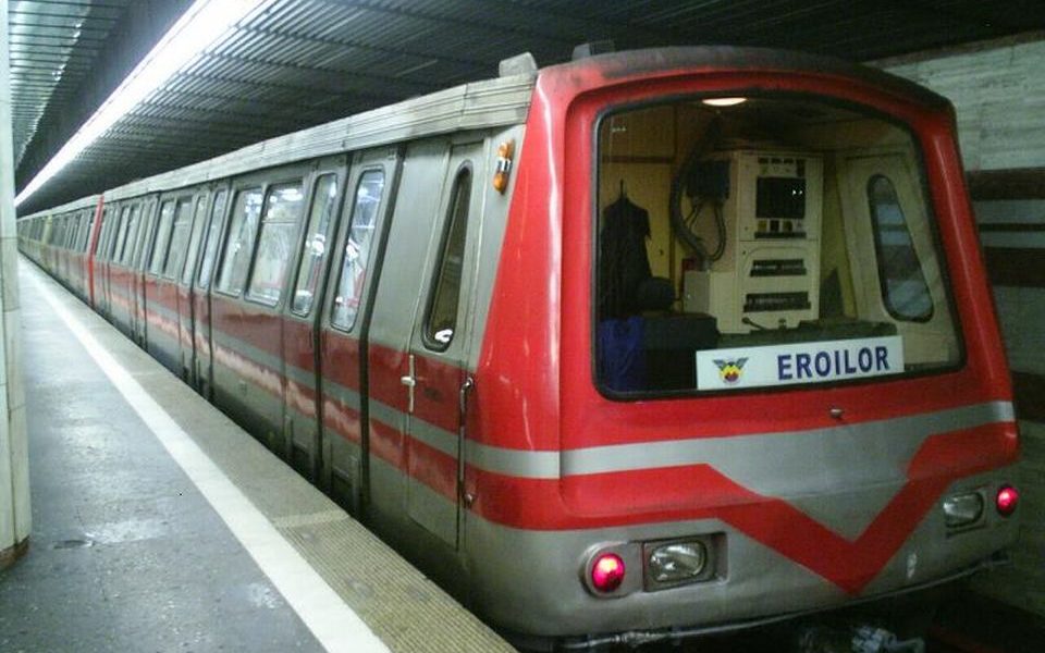 Metrorex scoate CELE MAI VECHI trenuri pentru CELE MAI NOI statii ...